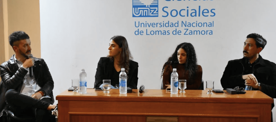 Jóvenes graduados en una charla sobre atreverse a hacer periodismo en ...